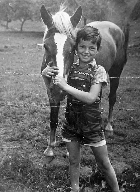 Fritz Kaschitz mit Pferd ca. 1957 – Krumpendorfchronik